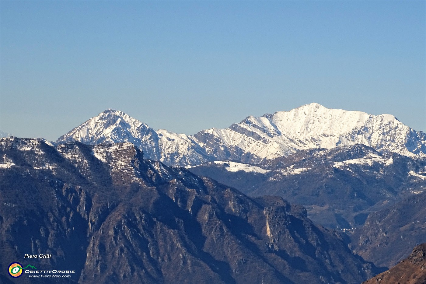 Sul Monte Suchello (1541 m) in parte innevato da Costa Serina il 15 ...